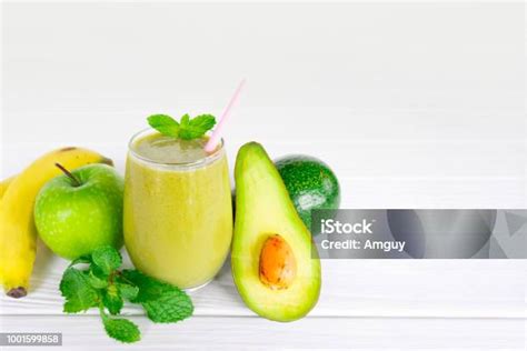 아보카도 바나나 주스와 사과 스무디와 녹색 주스 화이트 나무에 체중 감량을 위한 유리에 건강 한 맛 음료 0명에 대한 스톡 사진