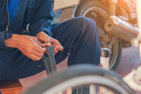 자동차 모바일 센터의 정비사 자동차 서비스 자동차 차고 기술자 워크샵 수리 엔진 자동차 서비스 기계 엔지니어링 사업 자동차