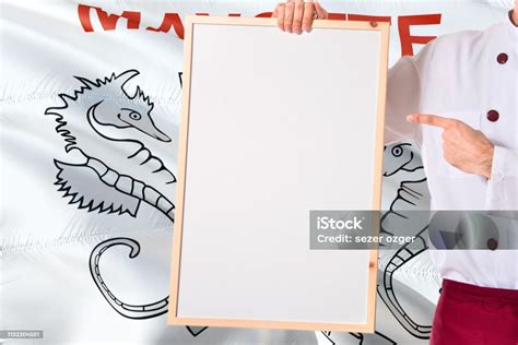 마요트 국기 배경에 빈 화이트 보드 메뉴를 들고 요리사 텍스트에 대 한 균일 한 포인팅 공간을 착용 요리 고급 요리에 대한 스톡 사진 및 기타 이미지 Istock