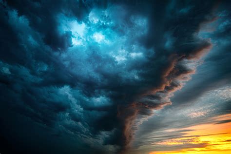 태풍은 검은 구름과 강한 바람을 동반한 폭풍우가 몰아치는 어두운 하늘에 토네이도로 탄생했습니다 날씨 자연 재해 토네이도 태풍 토네이도 뇌우를 주제로 한 개념 0명에 대한