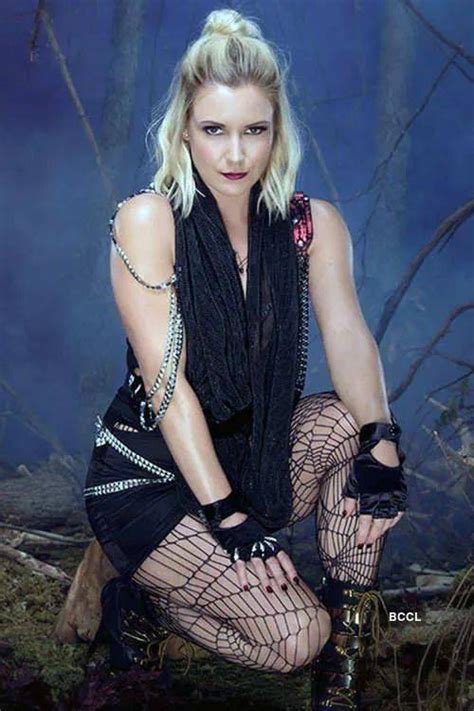 最性感女记者蕾妮·杨大变身！网友：羡慕院长的一天职业