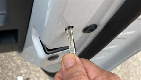 La función oculta de la pequeña cerradura que tienen los coches en el marco de la puerta