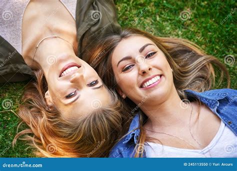 Les Amis Sont Ce Qui Fait Vraiment Lété Portrait En Grand Angle De