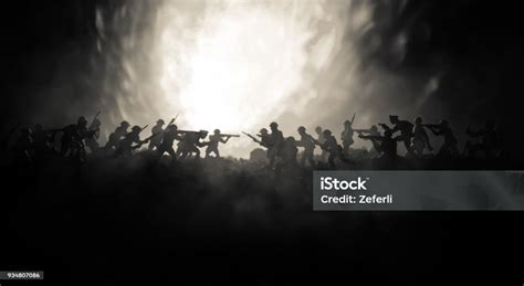 전쟁 개념입니다 전쟁 안개 하늘에 현장 싸움 군 실루엣 배경 밤에 구름 스카이 라인 아래 세계 대전 군인 실루엣 공격 장면입니다 기갑된 차량입니다 전투 탱크 개성 개념에