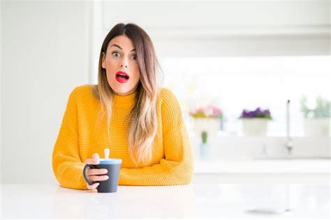 Une Jeune Belle Femme Qui Boit Une Tasse De Caf La Maison Effray E En Tat De Choc Avec Un