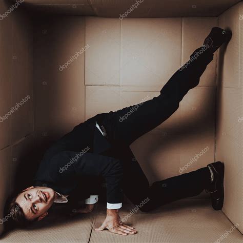 Joven Empresario En Traje Negro En Caja De Cartón Joven De Traje La Vida En La Cajita De