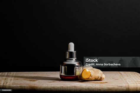 생강 오일이 함유 된 나무 보드에 생강 오일 추출 물이 포함 된 화장품 1 병 검정색 배경 복사 공간 갈색에 대한 스톡 사진 및 기타 이미지 Istock