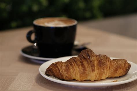 라떼 아트와 크루아상을 곁들인 카푸치노의 선택적 초점 0명에 대한 스톡 사진 및 기타 이미지 0명 갈색 기포 음료 Istock
