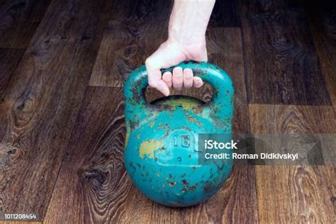 나무 바닥 구식 무거운 아령 훈련 무게리프팅에 무거운 아령 0명에 대한 스톡 사진 및 기타 이미지 0명 건강한 생활방식 검은색 Istock