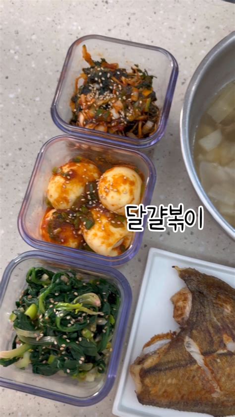 감자탕을 대패로 만드니 조리 시간 단축👍 깊은 국물맛도 그대로~ 한 끼 먹기 딱 좋아요 ️대패 삼겹살 400g ️삶은 시래기 200g 얼갈이도 좋아요 ️감자 3개 ️