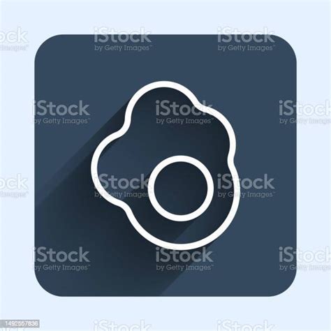 흰색 선 스크램블 에그 아이콘은 긴 그림자 배경으로 분리되어 있습니다 가정 요리 음식 계란 후라이 건강한 아침 식사 오믈렛