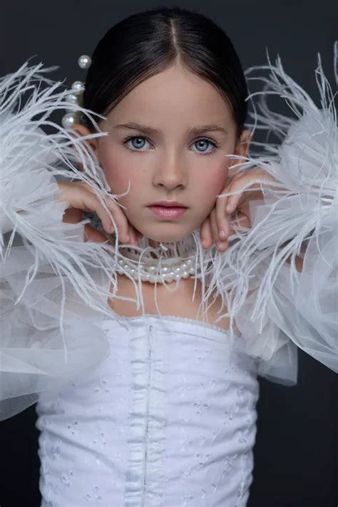 Height 127cm 4 2 Shoe 32 Eu 1 Us 13 Uk Hair Light Brown Eyes Blue Green