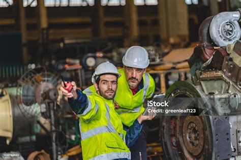 산업 제조 공장에서 일하는 안전 헬멧 하드 모자를 가진 직업적인 기술공 엔지니어 기계장치 생산 기술 또는 건축 운영의 장비를 검사하는 일에 남자 일터에 대한 스톡 사진 및
