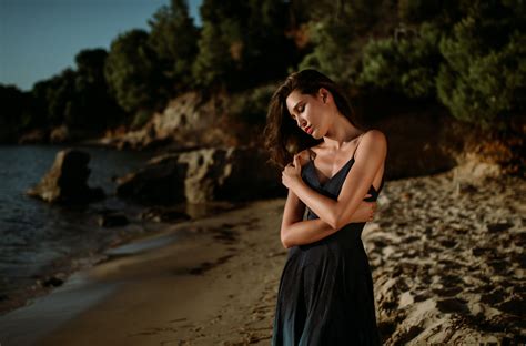 배경 화면 여자들 초상화 닫힌 눈 벌거 벗은 어깨 바다 모래 검정 드레스 분홍색 손톱 아이 라이너 팔 넘어서 야외 여성 2048x1350