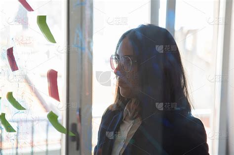 专注于便利贴的女性经理 专注于便利贴的女性经理