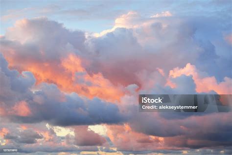 뇌우 후 다채로운 빛나는 구름과 서사시 일몰 하늘 황금 저녁 햇빛 극적인 구름 풍경 개념 미술 기상학 생태학 기후 변화 종교 하늘 그래픽 자원 폭풍에 대한 스톡 사진 및