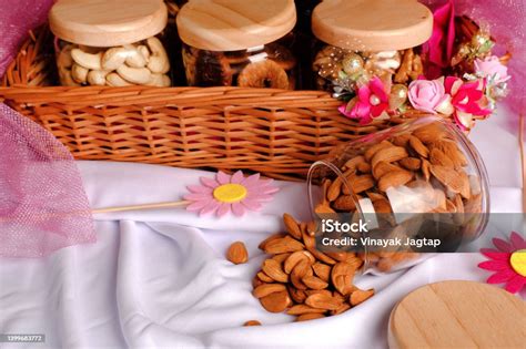 혼합 건조 과일 견과류 및 건조 과일 건강 스낵 유기농 견과류와 마른 과일의 혼합 0명에 대한 스톡 사진 및 기타 이미지 0명 건강한 생활방식 건강한 식생활 Istock