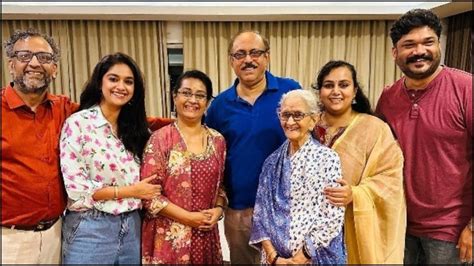 அம்மா அக்கா பாட்டி என தனது அழகான குடும்பத்துடன் புகைப்படம் எடுத்துக்கொண்ட நடிகை கீர்த்தி