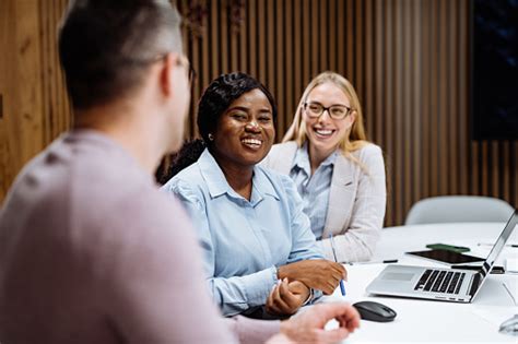 다인종 사업가들과 사무실에서 비즈니스 미팅 동료들과 이야기하는 웃는 아프리카 매니저 20 24세에 대한 스톡 사진 및 기타