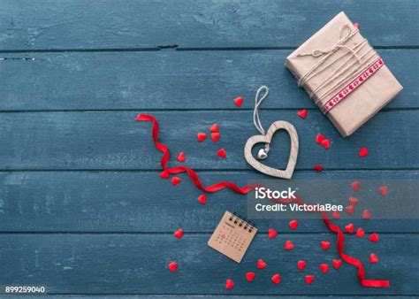 발렌타인의 하루입니다 선물 상자 종이 크 래 프 트와 함께 포장 하 고 레드 화이트 베이커의 나무 테이블에 함께 묶여 0명에 대한 스톡 사진 및 기타 이미지 Istock