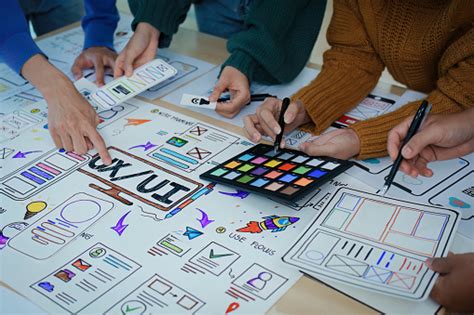 크리에이티브 웹 팀 휴대폰용 그래픽 디자이너 계획 휴대폰 애플리케이션용 드로잉 웹 사이트 Ux Ui 앱 및 개발 템플릿 레이아웃 프로토타입 와이어프레임 개발 프로세스