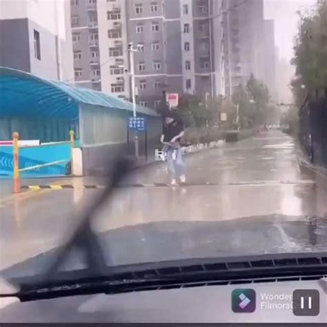 여동생이 비를 맞는게 싫었던 오빠