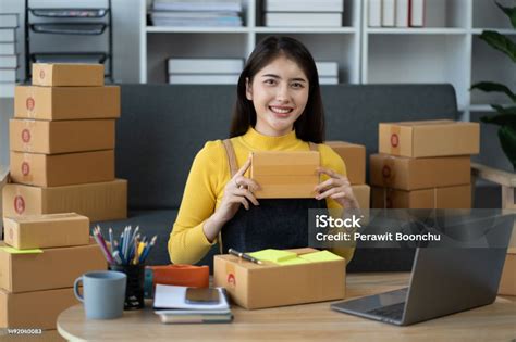 중소기업 소상공인이 방에서 일하면서 소포 상자를 들고 고객을 위한 제품을 준비하고 있다 Po에 대한 스톡 사진 및 기타 이미지