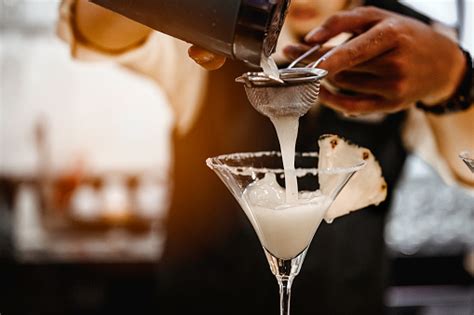 바텐더는 와인 따개로 레드 와인 한 병을 엽니다 바 카운터에 빈 안경을 많이 부어합니다 흐린 배경 와인 시음 오픈 음료 바텐더 저녁 식사 개념 마티니에 대한 스톡 사진 및