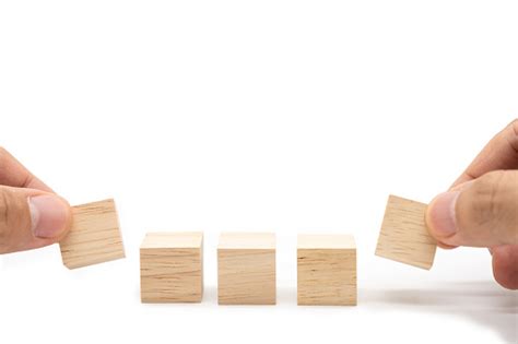 흰색 배경에 고립 된 텍스트에 대한 5 개의 빈 나무 큐브 블록을 손 놓습니다 5 빈 나무 블록 공간을 복사합니다 입력 문구 및 인포그래픽 아이콘을 위한 빈 공간입니다 0