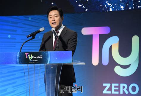 [포토] 트라이 에브리싱 Try Everything 2022 개회사하는 오세훈 서울시장 Save Internet 뉴데일리