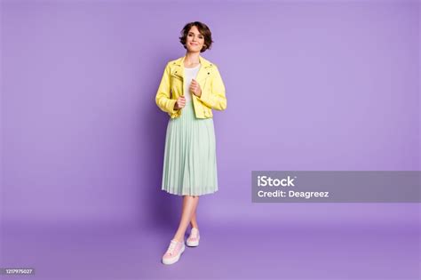예쁜 매력적인 소녀 터치 밝은 옷의 전체 길이 사진은 주말 자유 시간 산책이 빛나는 색상 배경을 통해 고립 가죽에 대한 스톡 사진 및 기타 이미지 Istock