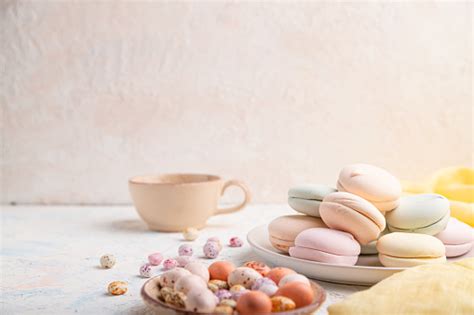 흰색 콘크리트 배경과 노란색 직물에 커피와 설탕 한 잔 컬러 제피르 또는 마시멜로 측면 도면 복사 공간 선택적 초점 개념에 대한 스톡 사진 및 기타 이미지 Istock