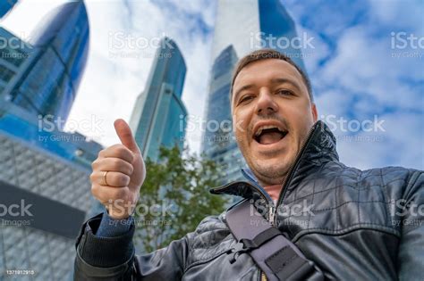 밀레니얼 잘생긴 백인 남자는 여행 중에 도시를 걷는 카메라로 셀카를 찍는 행복한 미소를 지었습니다 수염을 기르고 셀카를 찍는 쾌활한 남자 마을에서 하루를 즐기는 동안 셀카에