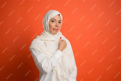 Hijab에서 행복 한 아랍 여자입니다 빨간 스튜디오 배경에서 포즈 웃는 소녀의 초상화 무료 사진