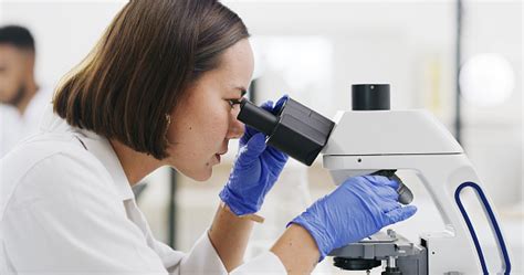 과학 현미경 및 연구를 위해 실험실에서 일하는 의사 아시아 여성과 함께 백신 개발을 위해 실험실에서 일하는 여성 과학자와