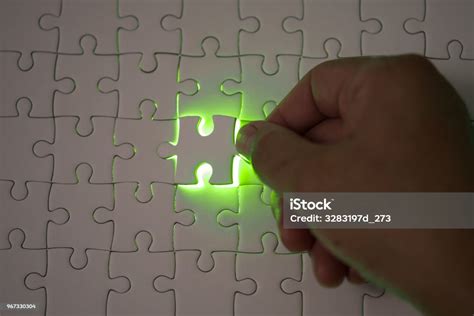 가까이 사업가의 연결 퍼즐 요소와 만드는 퍼즐 완료 녹색 빛으로 직소 퍼즐 0명에 대한 스톡 사진 및 기타 이미지 0명 결정 기술 Istock