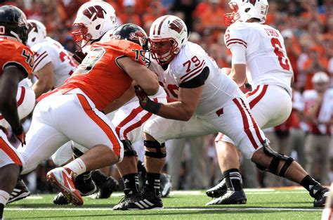 Nfl Offensive Lineman Blocking
