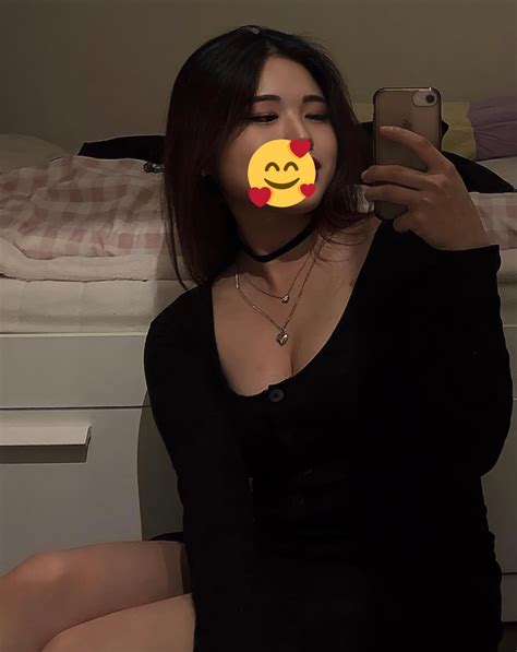 몸 숙이면 다들 내 푹파인 가슴골 쳐다보기 바쁘지 그 개자지 내 젖소같은 가슴에 끼고 문지르다 쳐싸지르는것도 좋은데 나 펠라는