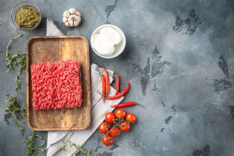 미트볼과 재료에 대한 다진 고기 혼합물 회색 돌 배경에 상단 보기 플랫 레이 텍스트 복사 공간 가루로 빻은에 대한 스톡 사진 및 기타 이미지 Istock