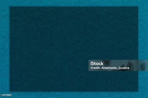 어두운 청록색 테두리가있는 공예 네이비 블루 컬러 종이 배경의 질감 매크로 빈티지 조밀 한 크래프트 판지 0명에 대한 스톡 사진
