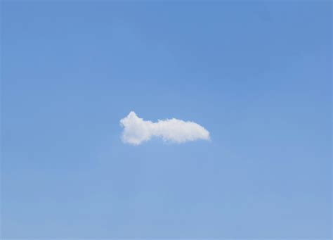 푸른 하늘에 떠 있는 흰 구름 사진 Unsplash의 무료 파랑 이미지