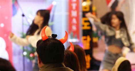 붉은 악마 머리띠 두른 시민들