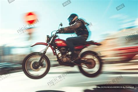 Ai创作图摩托飞车 飙车骑士 行驶中的摩托车 马路摩托车 摩旅 行驶的摩托车 骑摩托车人 摩托车骑 行驶的摩托 摩骑返乡 摩托骑行 飞车党