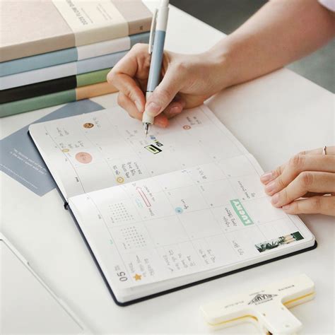 아이코닉디자인 2025 플로우 다이어리 6colors 위클리 플래너 스케줄러 날짜형 일기장 심플 감성 학생 직장인 회사 업무용 주간 수첩 양장노트 2024 스터디플래너