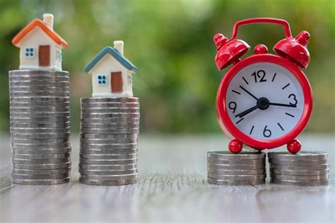 동전과 동전의 더미에 빨간색 알람 시계에 집 금융 및 은행 개념 부동산 투자 및 금융 개념에 대한 은행의 금융 저축 비즈니스 성장 0명에 대한 스톡 사진 및 기타 이미지