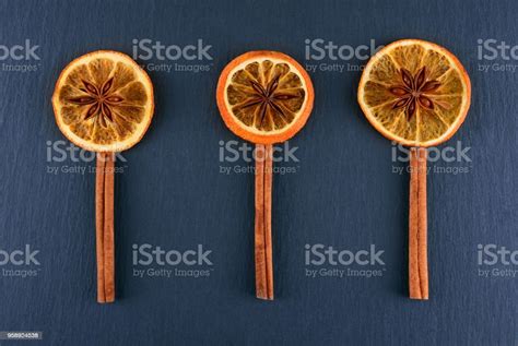 스타 아니 스와 계 피 향미료 어두운 배경에 말린된 오렌지 조각 향료는 꽃의 형태로 줄지어 0명에 대한 스톡 사진 및 기타 이미지 0명 갈색 감귤류 과일 Istock