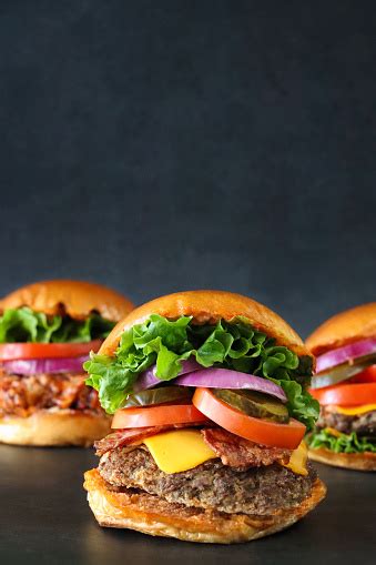 빵 빵 치즈 버거 닭고기 베이컨 치즈 버거 고기 패티 베이컨 러셔 녹는 가공 치즈 조각 양상추 잎 얇게 썬 토마토 피클과 붉은