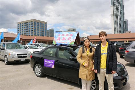 Toronto Area Practitioners Celebrate World Falun Dafa Day In Car Parade