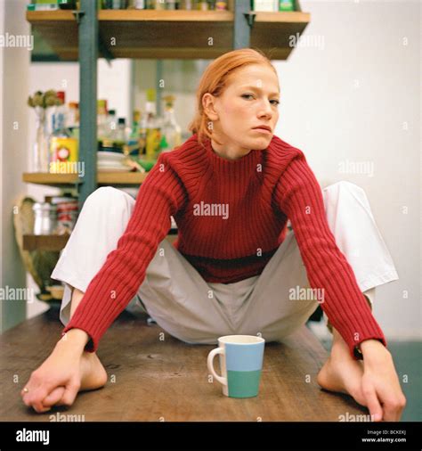 Junge Frau Sitzend Gespreizte Beine Fotos Und Bildmaterial In Hoher Aufl Sung Alamy