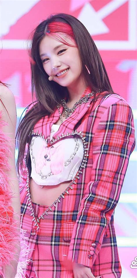 Itzy Loco Wallpapers Top Free Itzy Loco Backgrounds Wallpaperaccess